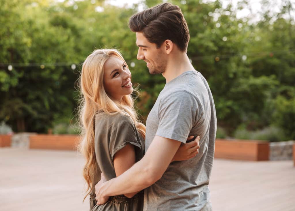 How to Tell It Was a Romantic Hug: 11 Signs » GoDates