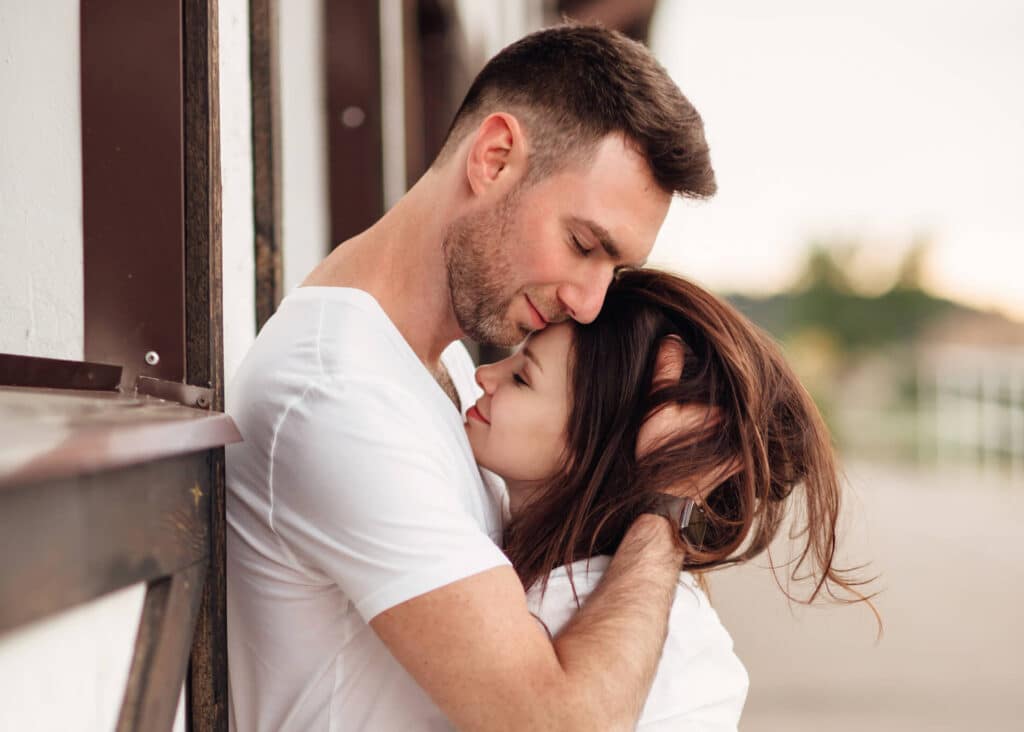 How to Tell It Was a Romantic Hug: 11 Signs » GoDates