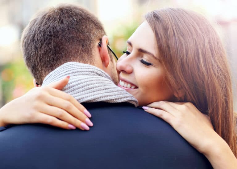 How to Tell It Was a Romantic Hug: 11 Signs » GoDates