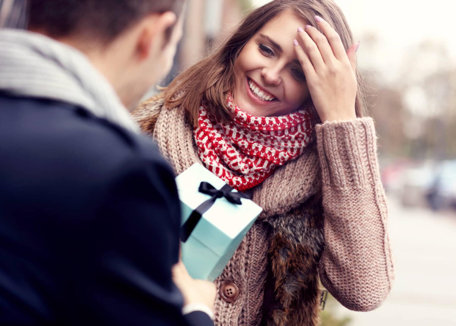 How to Tell It Was a Romantic Hug: 11 Signs » GoDates