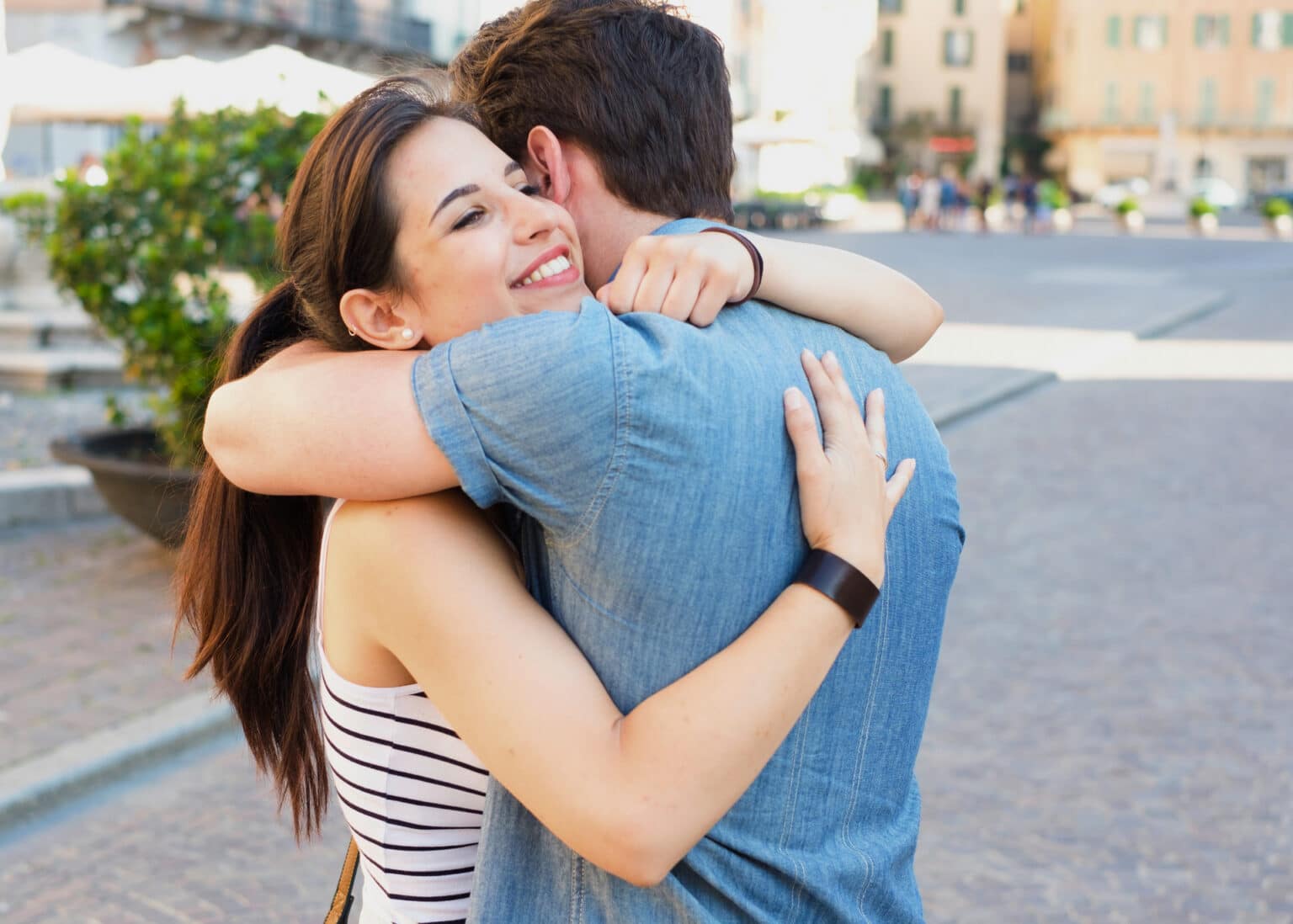 How to Tell It Was a Romantic Hug: 11 Signs » GoDates
